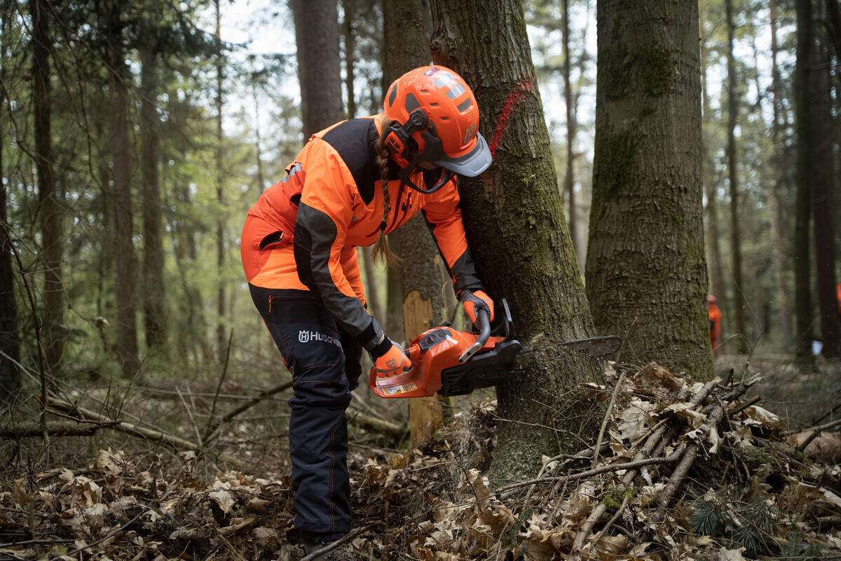 Husqvarna präsentiert neue 40-ccm-Benzin-Kettensägen für den ...